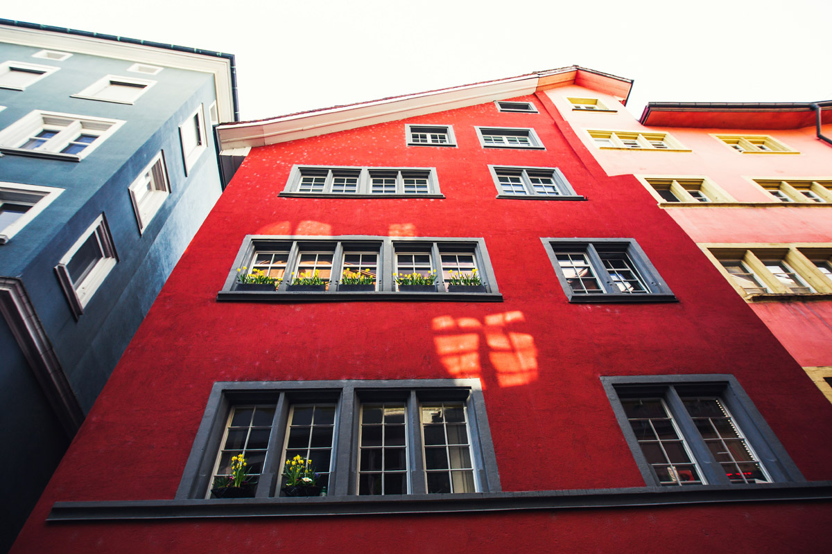 Old european architecture, red facade – Job Switzerland – Praca w ... Old european architecture, red facade – Job Switzerland – Praca w ...